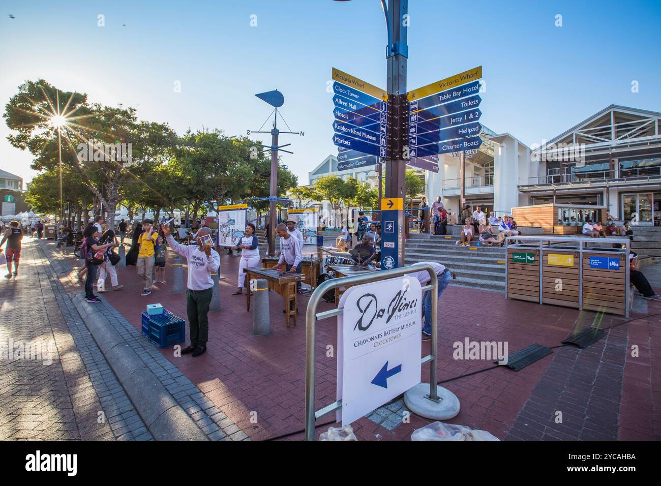 Bustling street scene hi-res stock photography and images - Alamy
