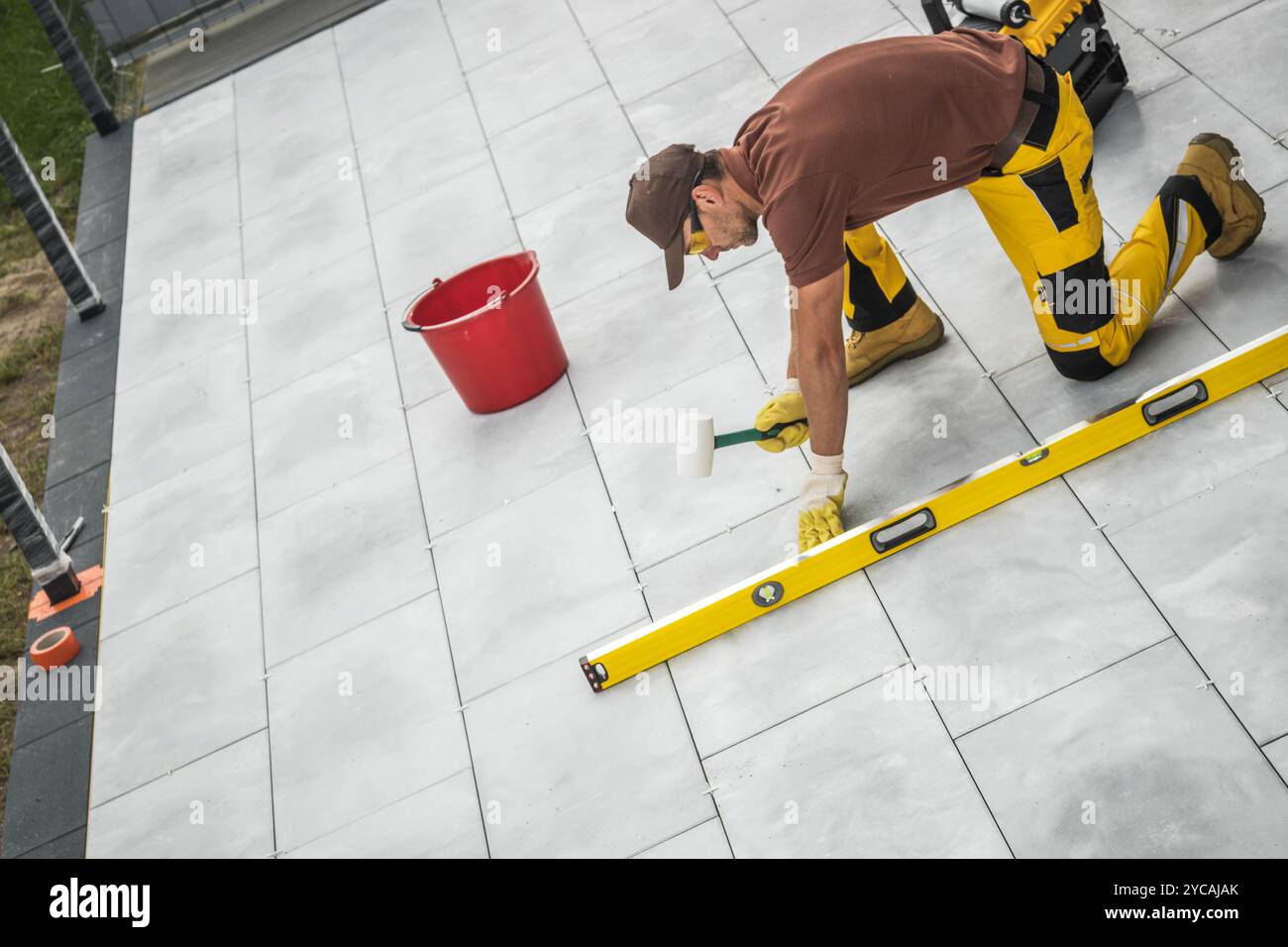 Aligning tiles hi-res stock photography and images - Alamy