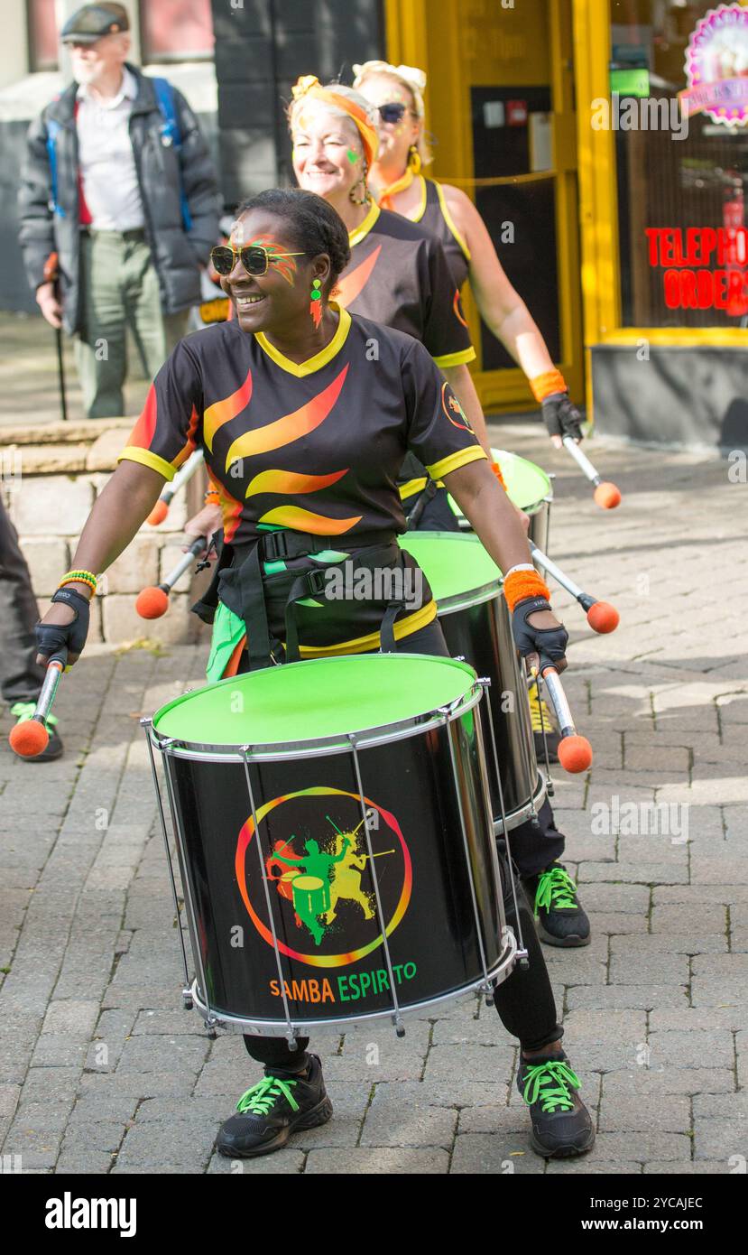The Samba Espirito Drumming Band from Lancaster performing in Kendal ...