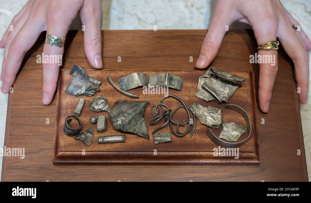 Viking hoard of silver artefacts and jewellery hi-res stock photography ...