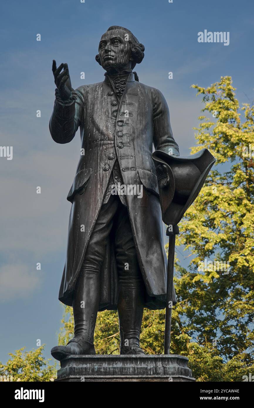 Statue von Immanuel Kant, Philosoph der Aufklärung, vor der Universität ...