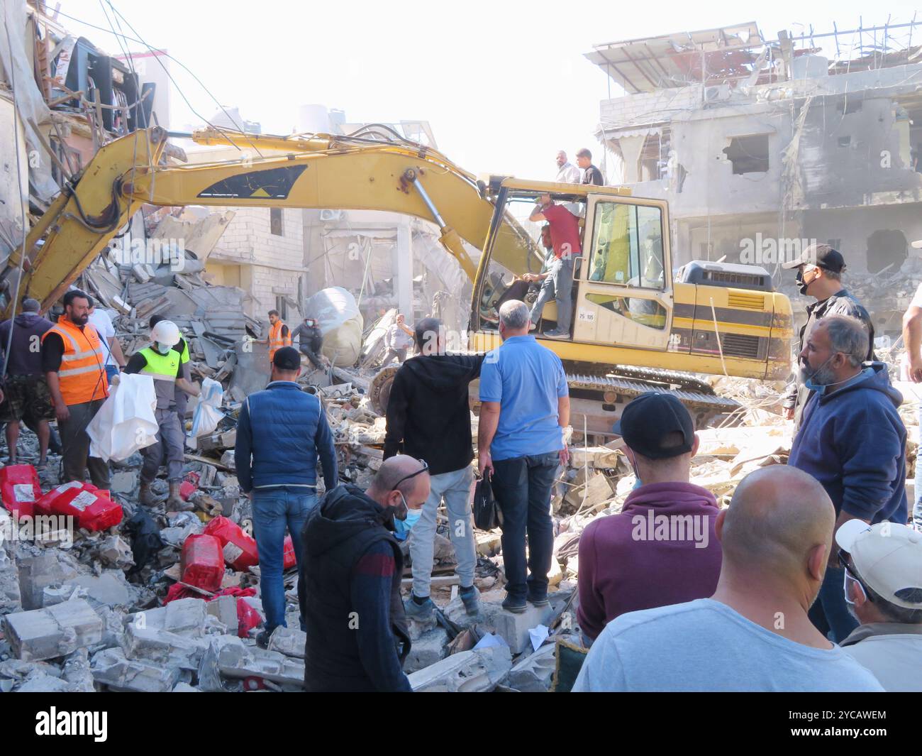 Beirut, Lebanon. 22nd Oct, 2024. Rescuers at work in Jnah, near Rafic ...