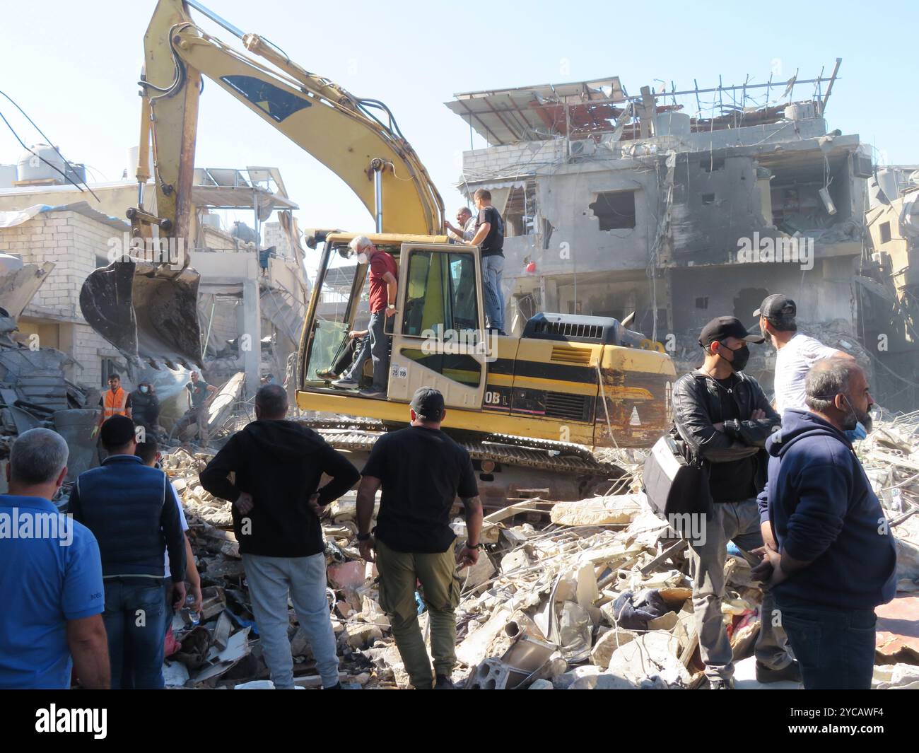 Beirut, Lebanon. 22nd Oct, 2024. Rescuers at work in Jnah, near Rafic ...