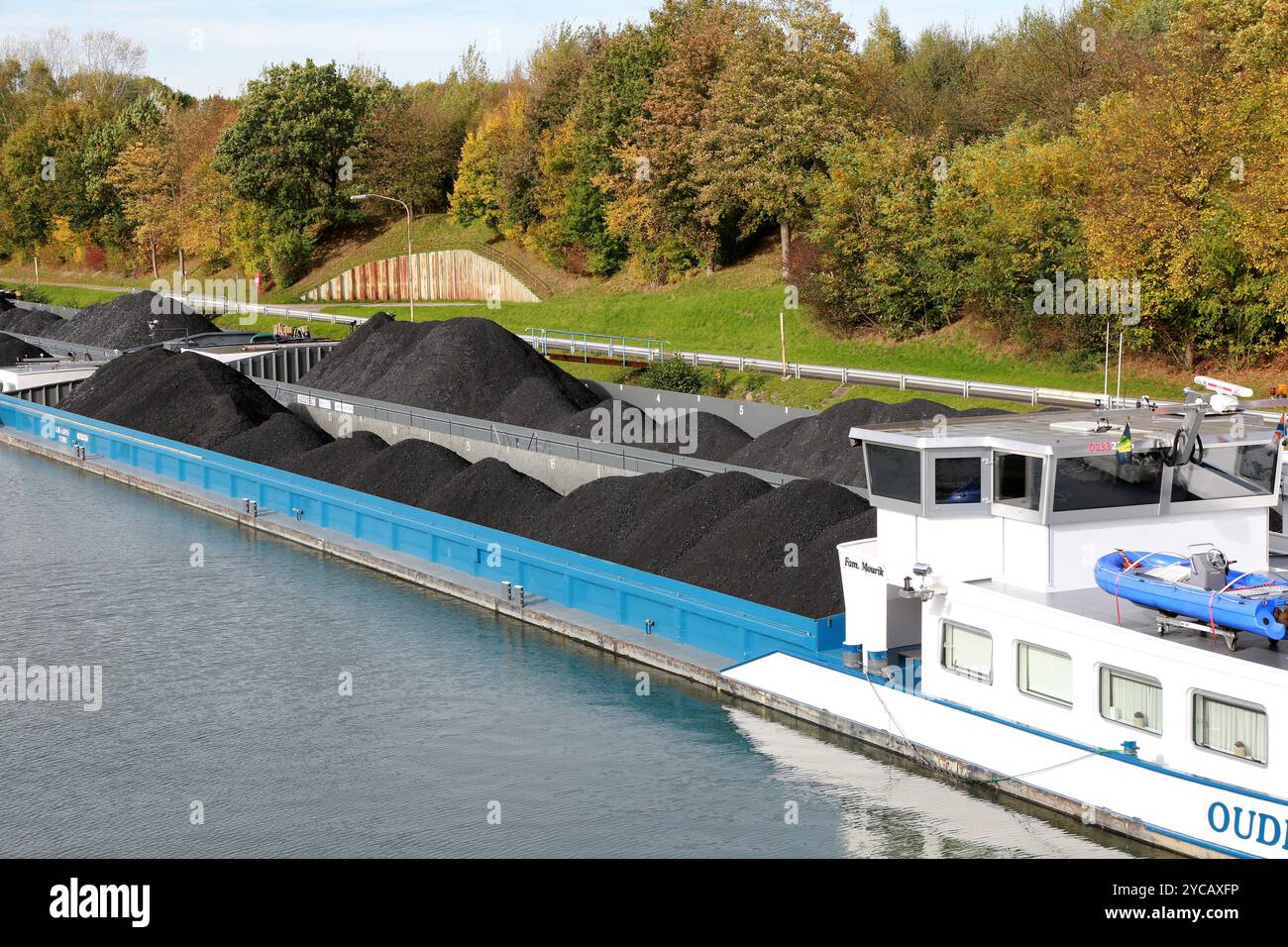 20.10.2024 Waltrop, Frachtschiffe liegen im Hafenbecken des ...