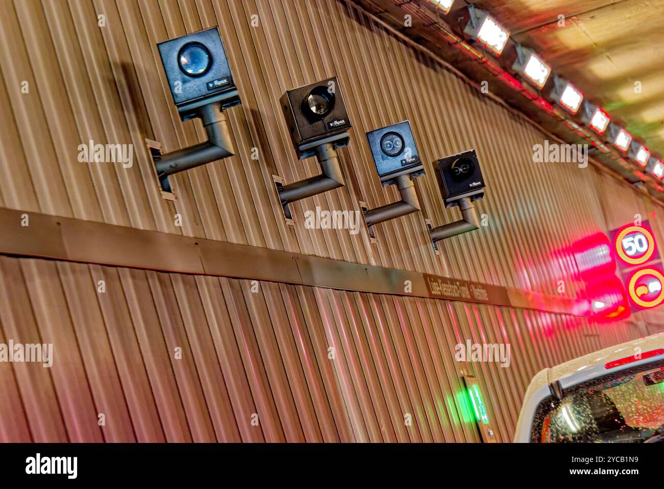 Achtung Blitzer. Moderne Schwarzlicht-Blitzer im Münchner Luise ...