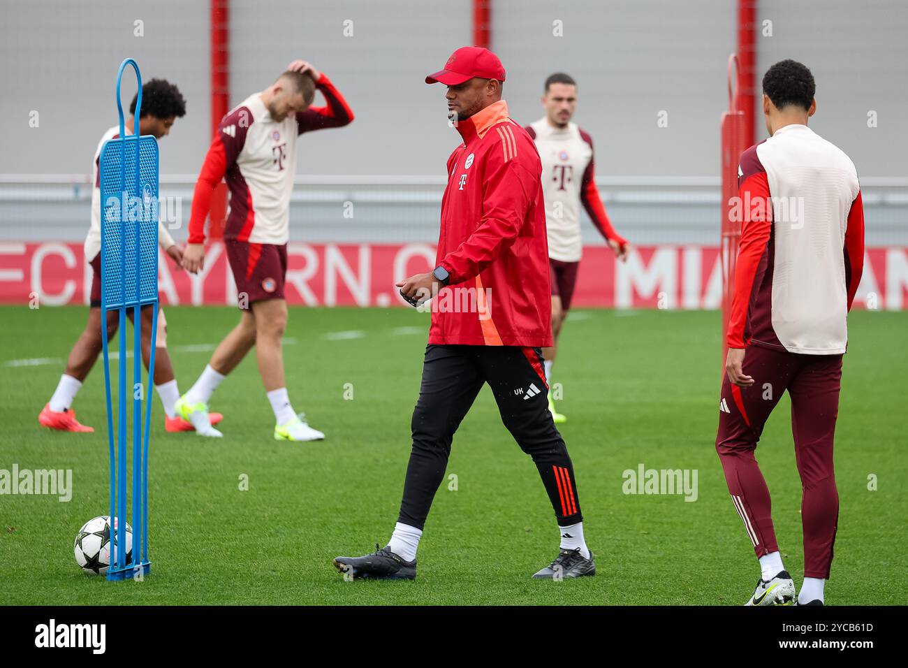Vincent Kompany (FC Bayern Muenchen, Cheftrainer) beim Training auf dem ...
