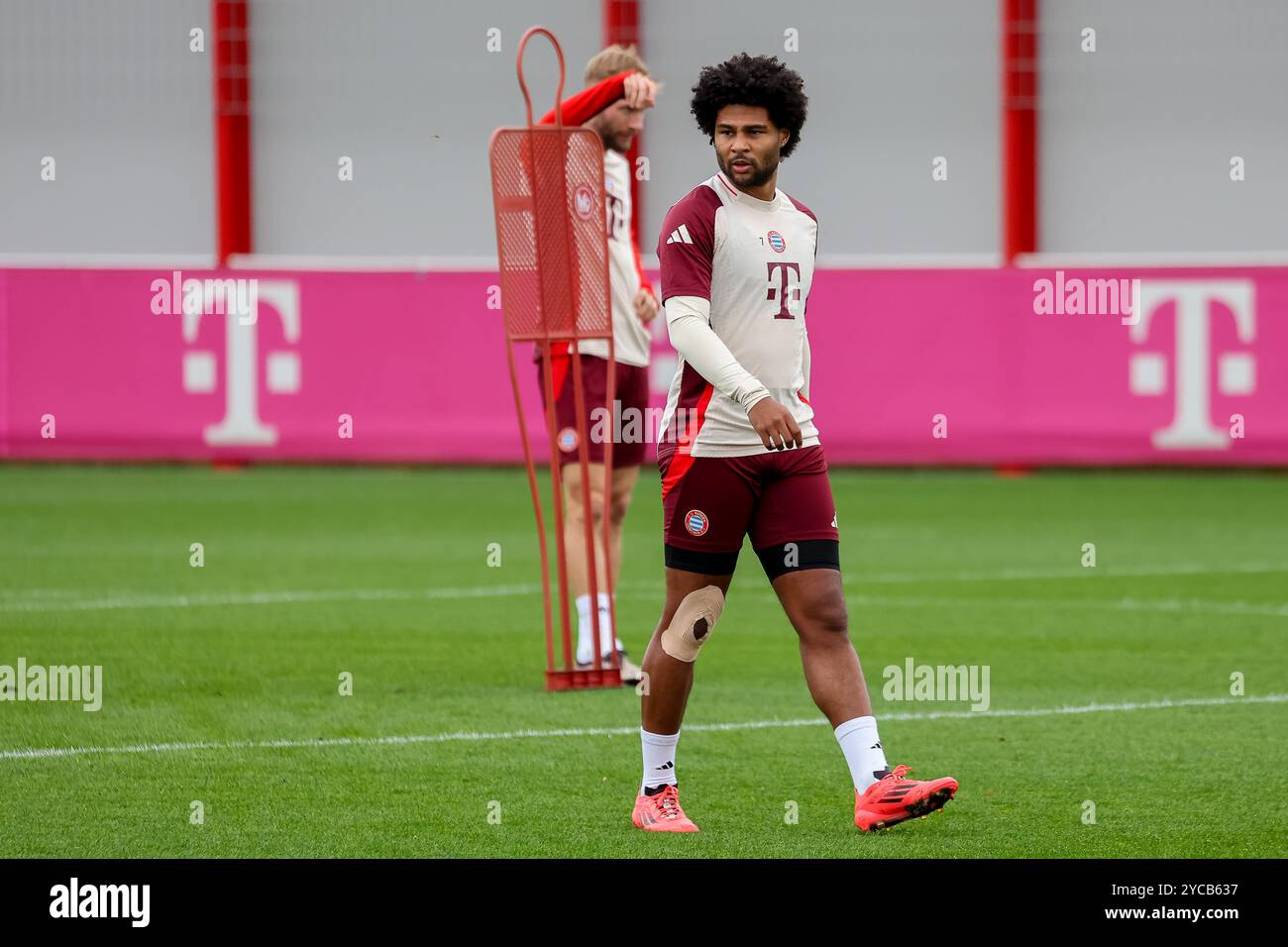 Serge Gnabry (FC Bayern Muenchen, 07) mit Tape am Knie ...