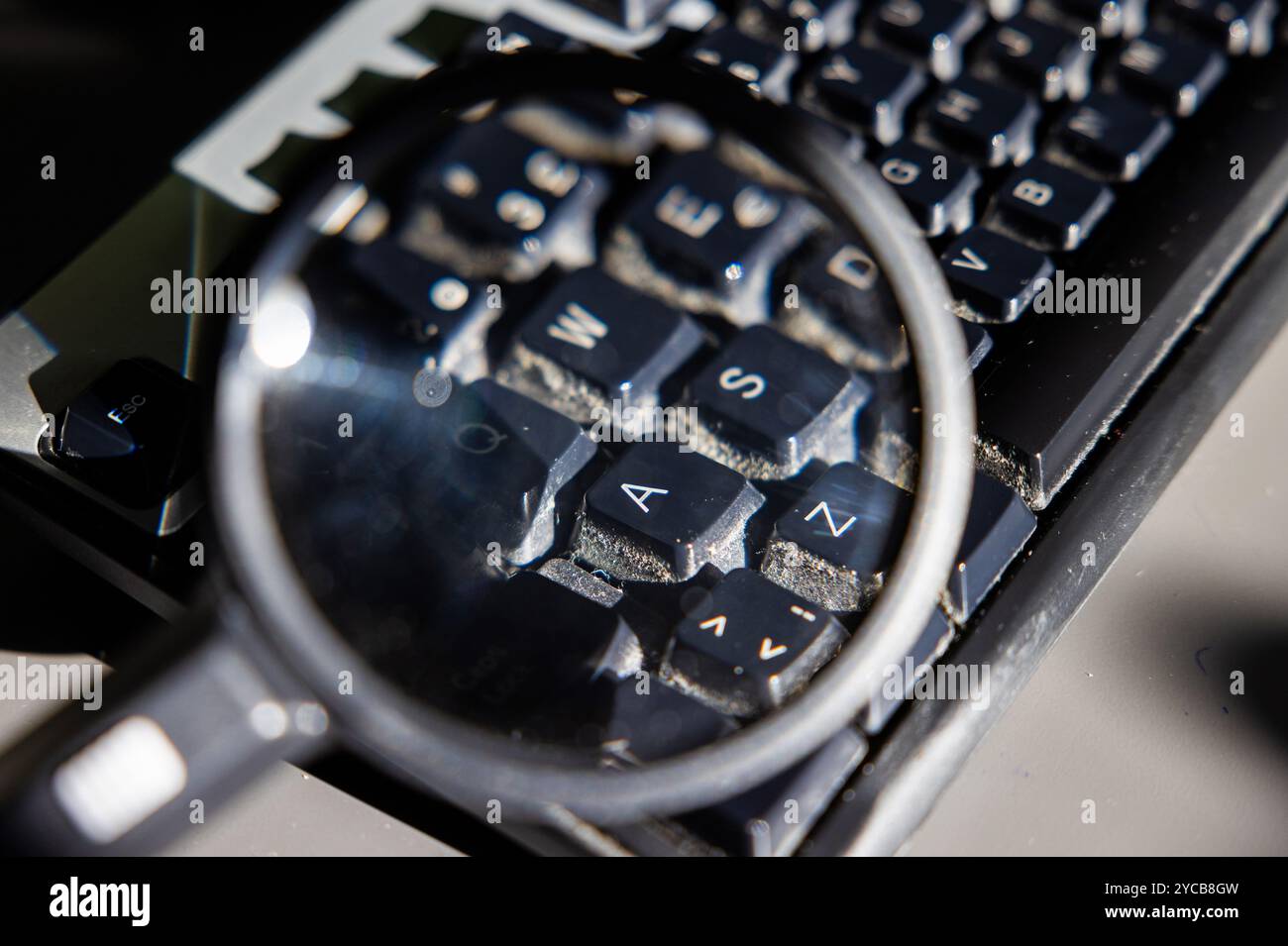 Dirt and dust on a computer keyboard in an office Stock Photo - Alamy