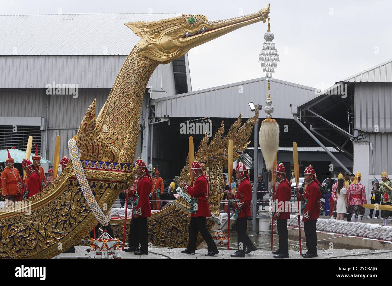 Bangkok, Thailand. 22nd Oct, 2024. Thai oarsmen holds their oars before ...