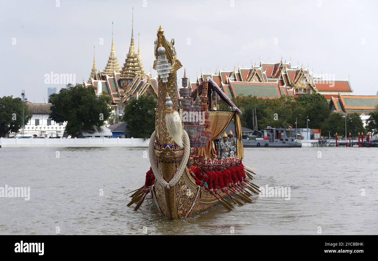 Bangkok, Thailand. 22nd Oct, 2024. Thai oarsmen row royal barges during ...