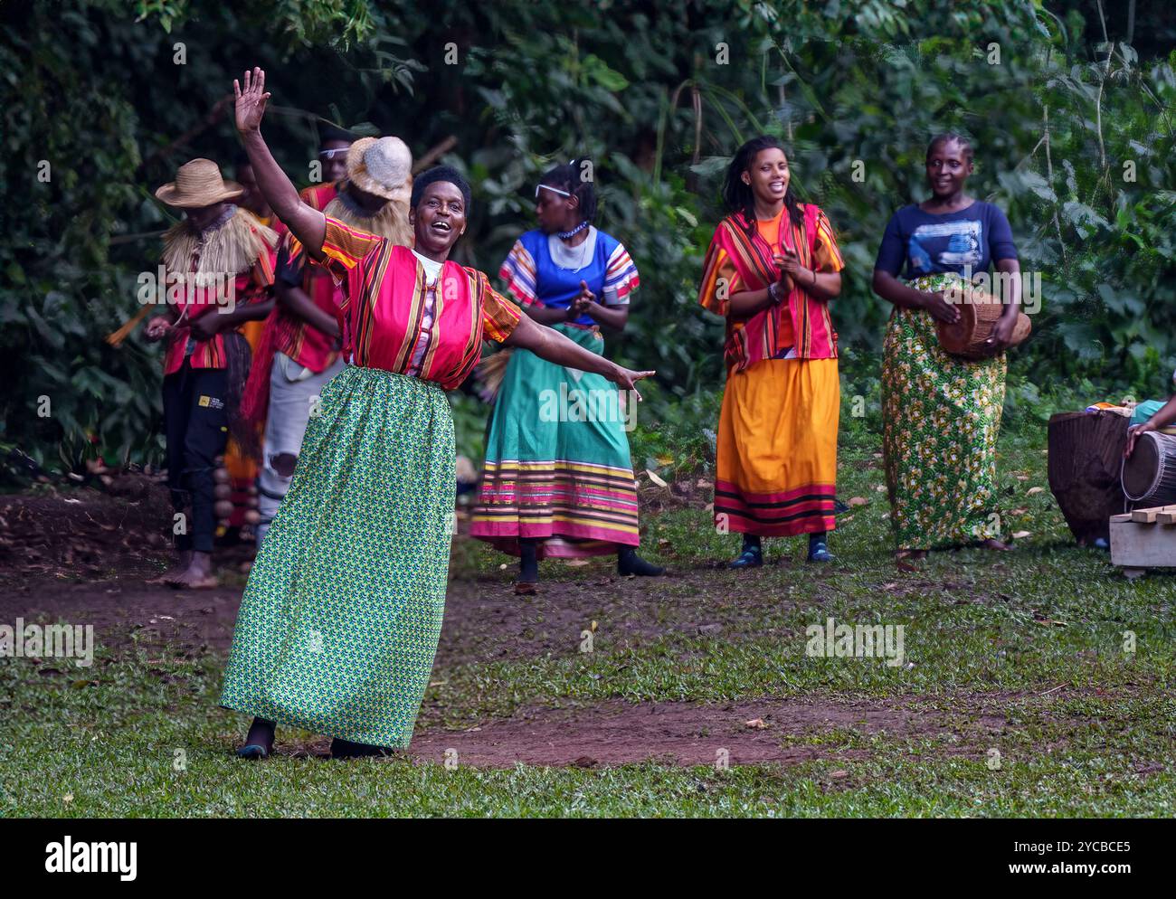 Batwa people hi-res stock photography and images - Alamy
