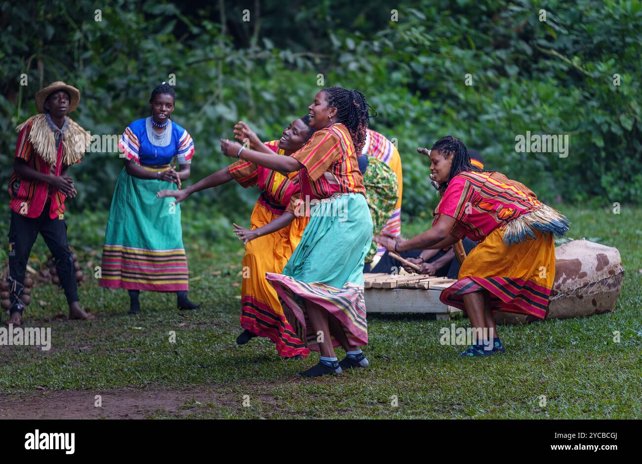 Traditional dances indigenous people hi-res stock photography and ...