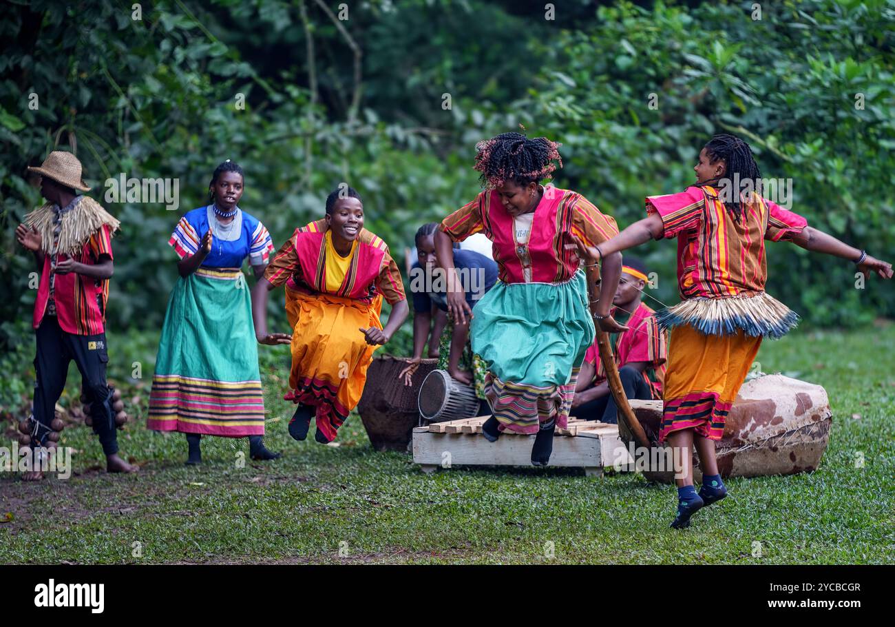 Batwa Dancers Performing Traditional Dance Stock Photo - Alamy