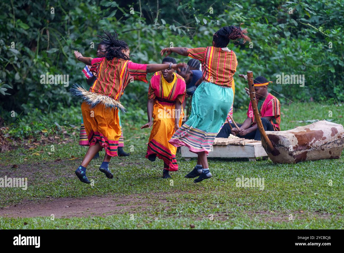 Traditional dances indigenous people hi-res stock photography and ...