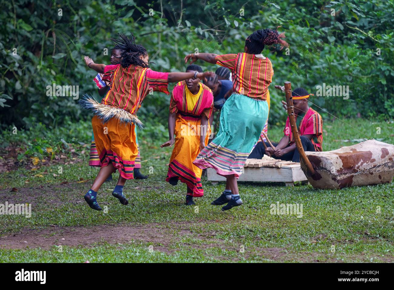 Traditional dances indigenous people hi-res stock photography and ...