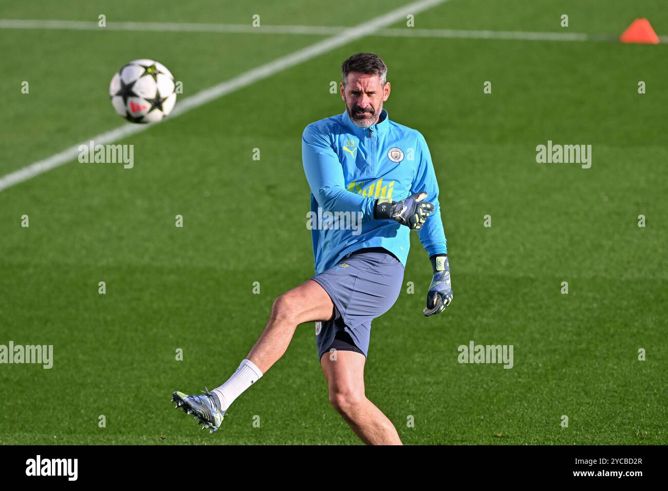 Manchester united training uefa champions hi-res stock photography and ...
