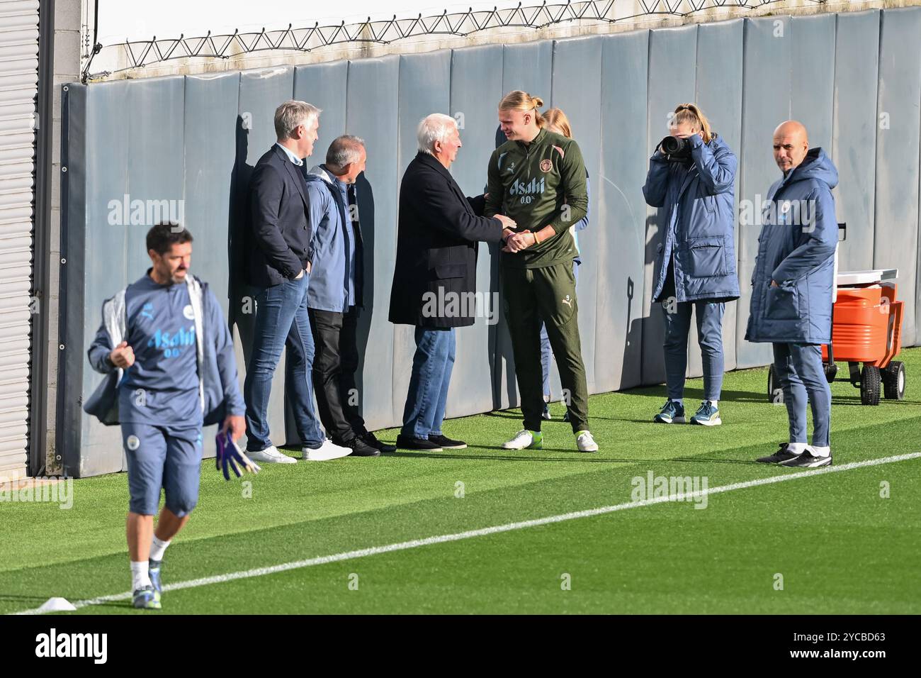 Erling Haaland of Manchester City meets with Former Manchester City ...