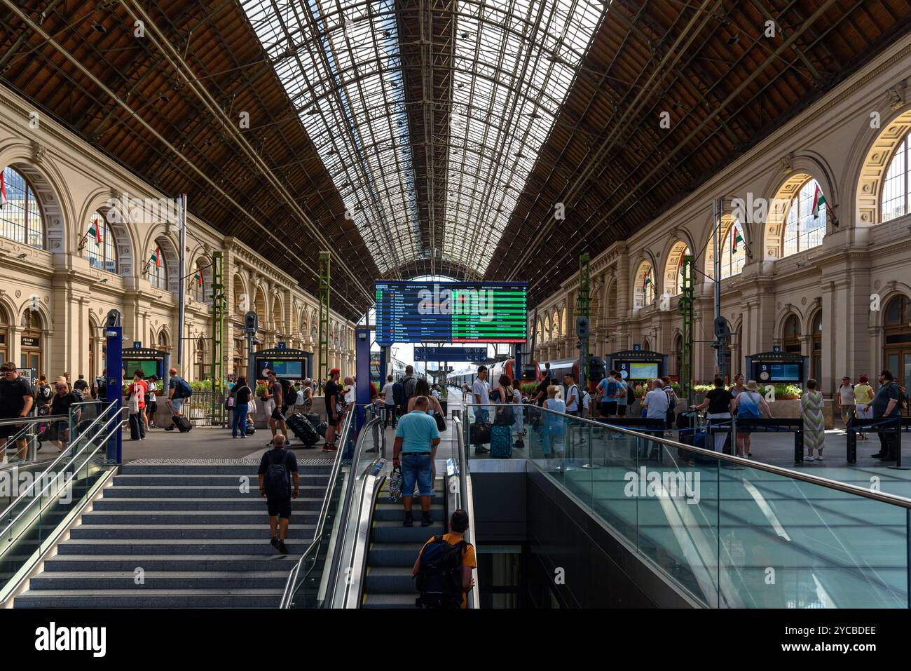 Passengers and the mail hall of Keleti Railway Station in Budapest ...