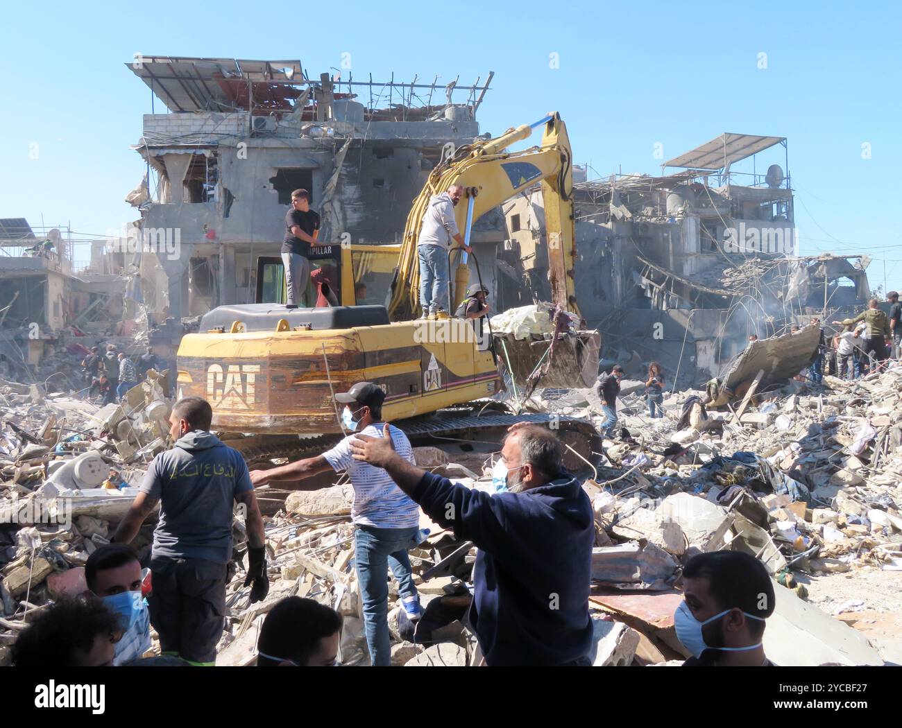 Lebanon dahye displaced families beirut war israeli bombing is hi-res ...