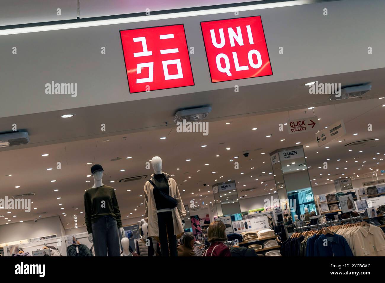 UniQlo. East Side Mall ist an der Warschauer Brücke in Berlin ...