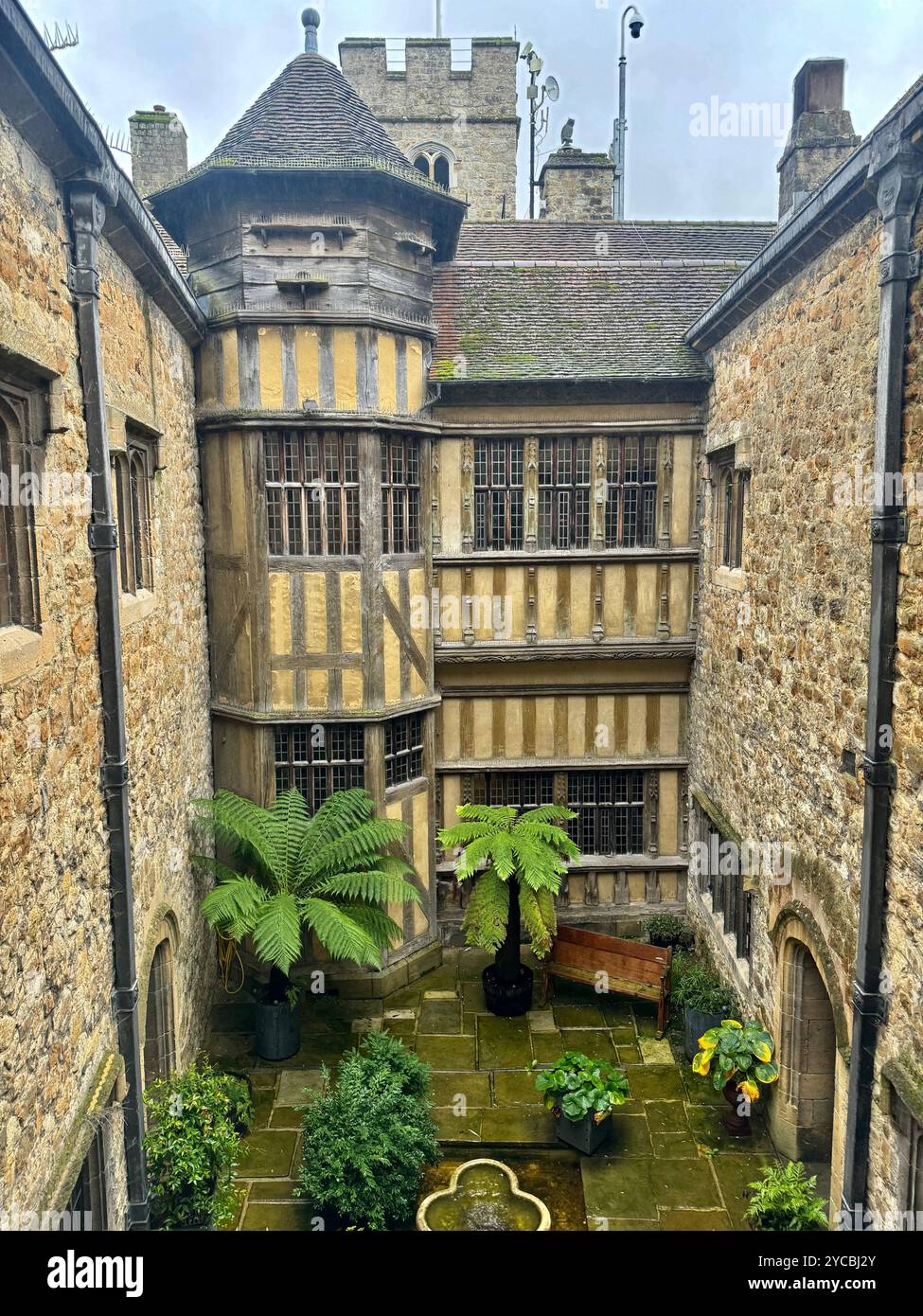 English courtyard hi-res stock photography and images - Alamy