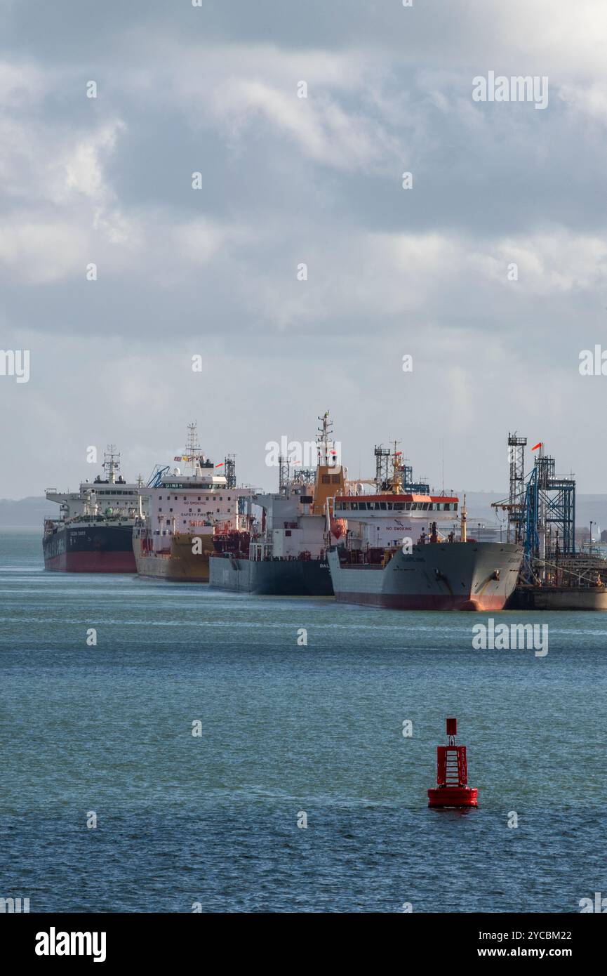 oil and gas tankers and ships alongside at the marine terminal, Fawley ...