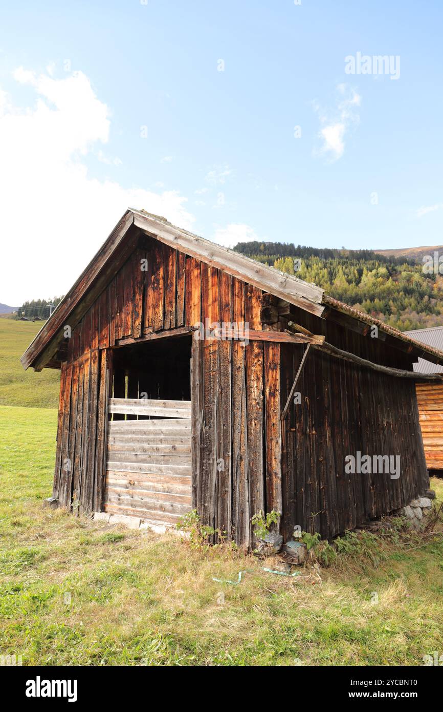Collapsing hut hi-res stock photography and images - Alamy