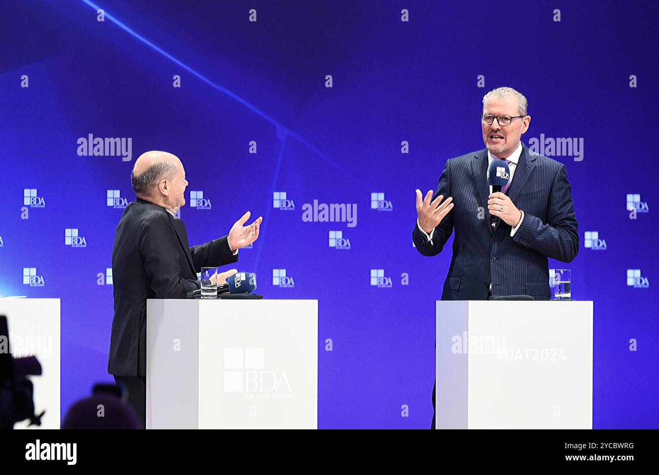 Dr. Rainer Dulger und Bundeskanzler Olaf Scholz im Dialog beim ...