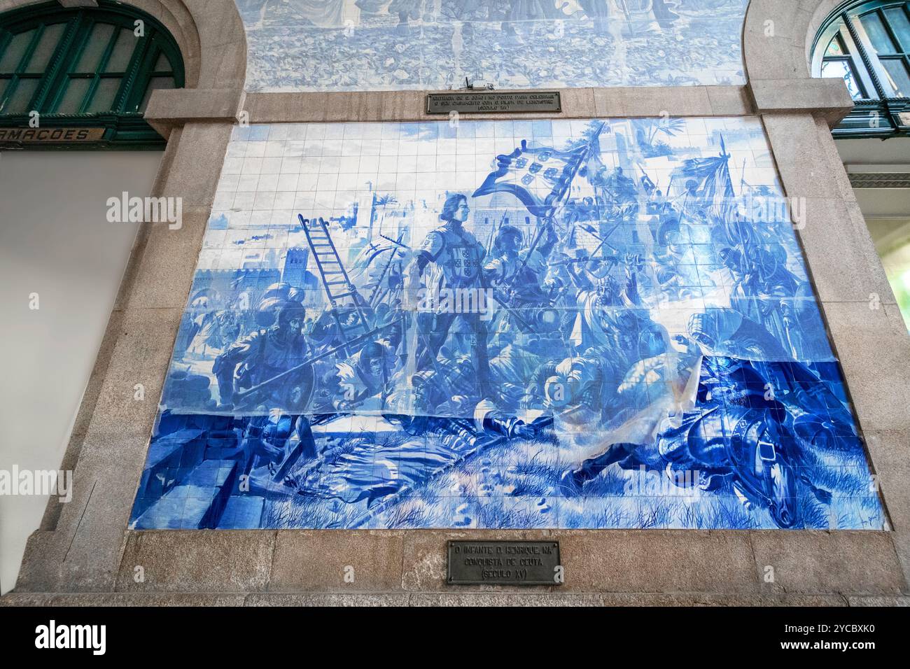 São Bento railway station Porto Large mural panels of 20,000 azulejo ...
