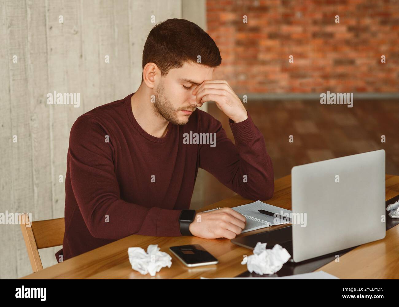 Man headache student laptop hi-res stock photography and images - Alamy