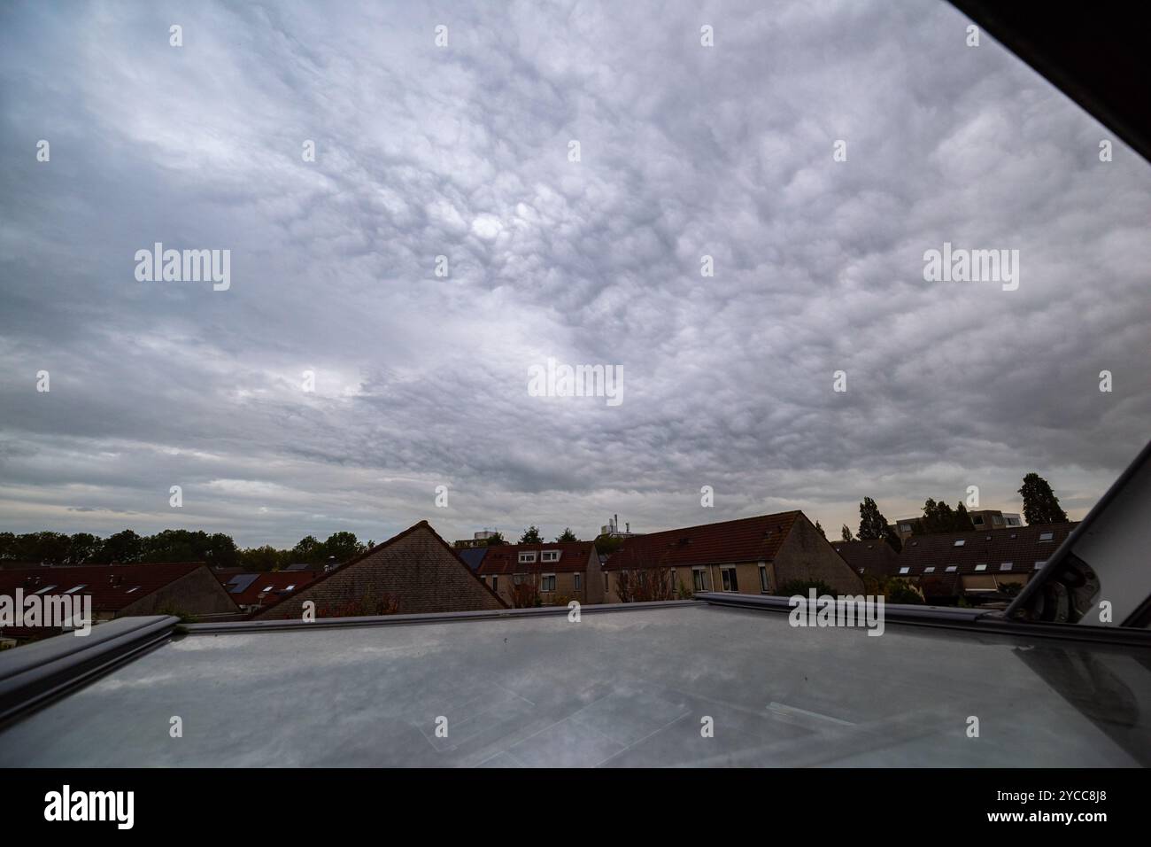 Dramatic looking cloud cover over a suburb. The threatening sky ...