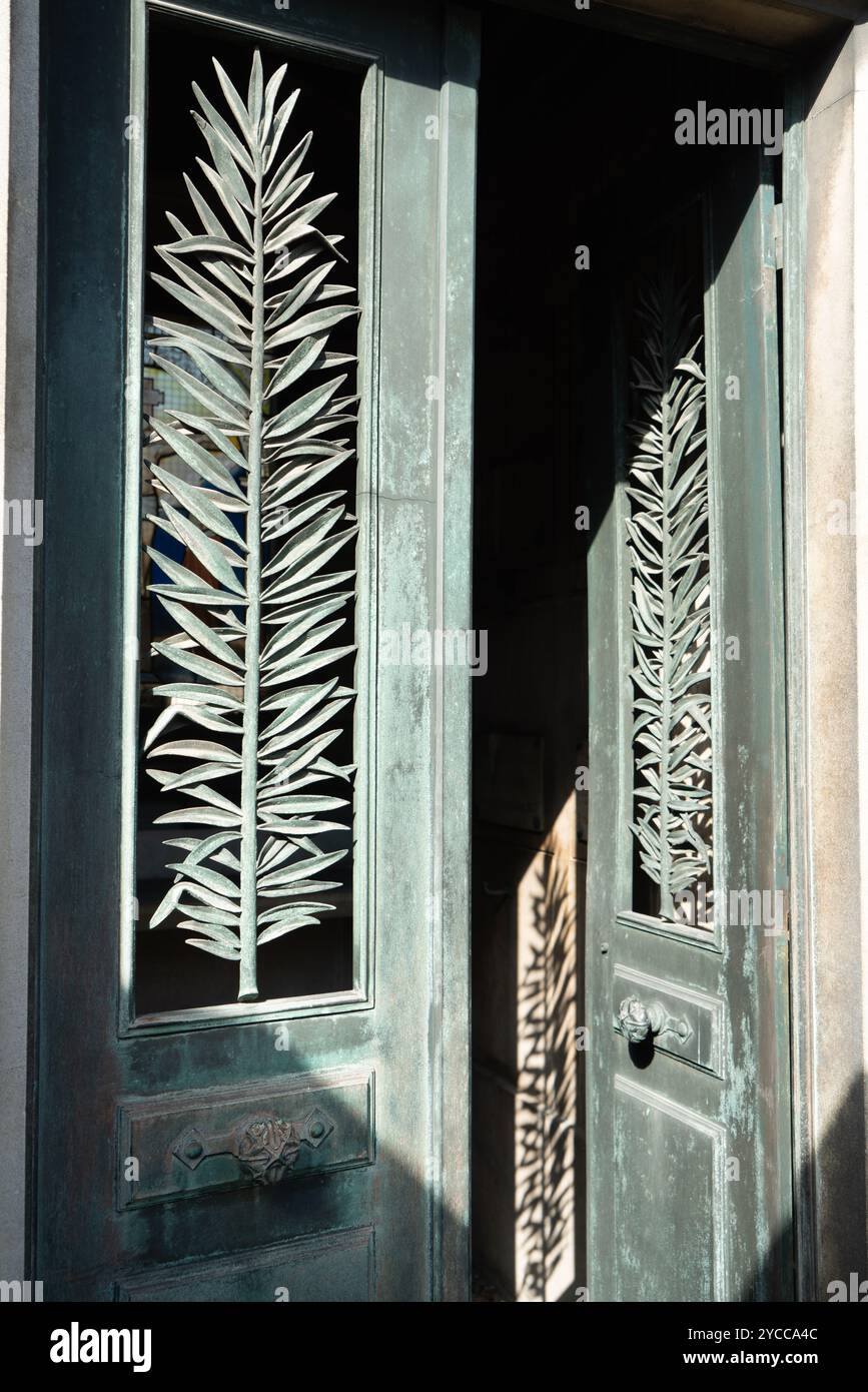Victorian cemetery gates hi-res stock photography and images - Alamy