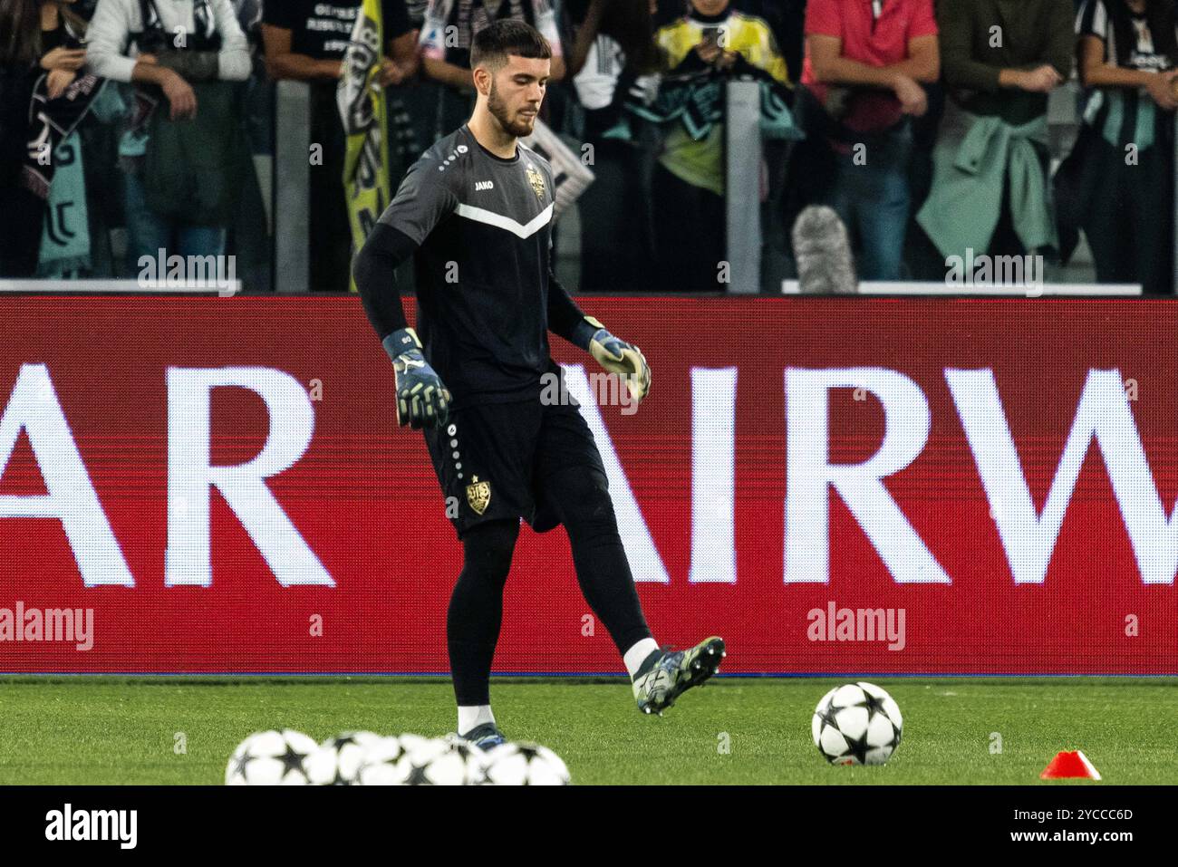 Dennis SEIMEN (VfB Stuttgart, #41) beim Warm-up vor dem Spiel UCL ...