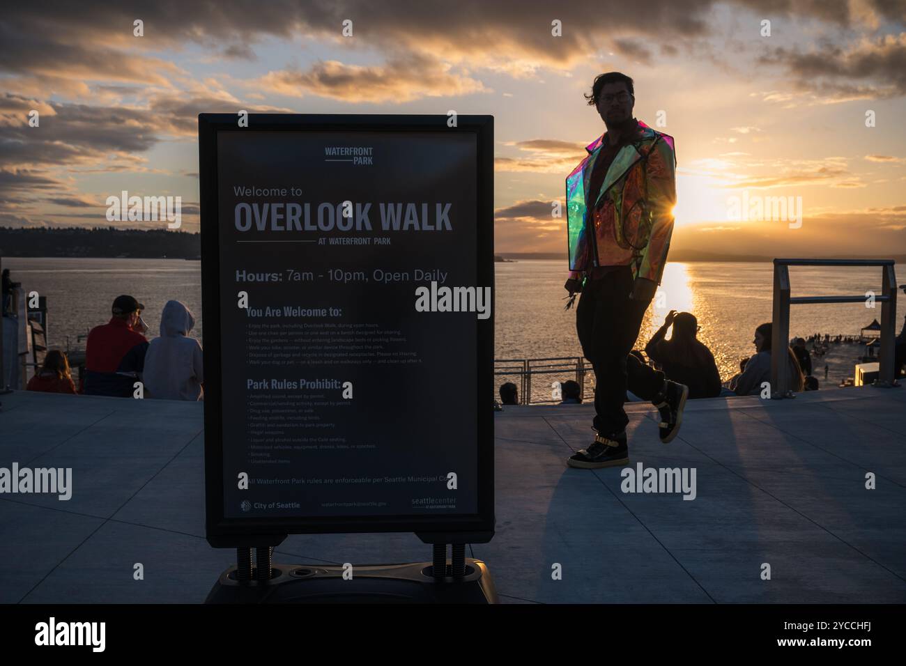 Seattle, USA. 9th Oct 2024. The sunset from the Overlook Walk Park that ...