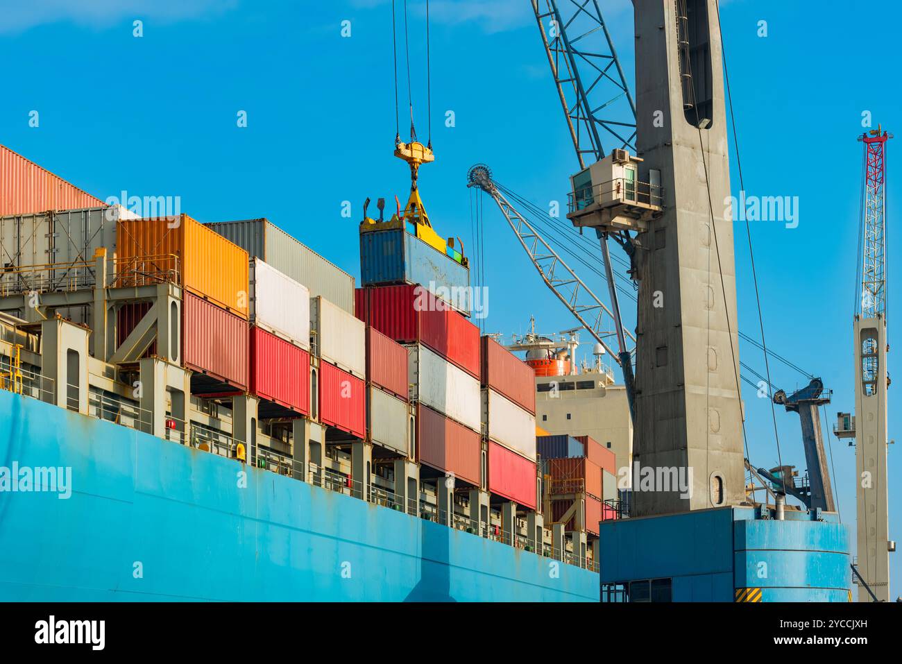 Containers loaded loading terminal hi-res stock photography and images ...