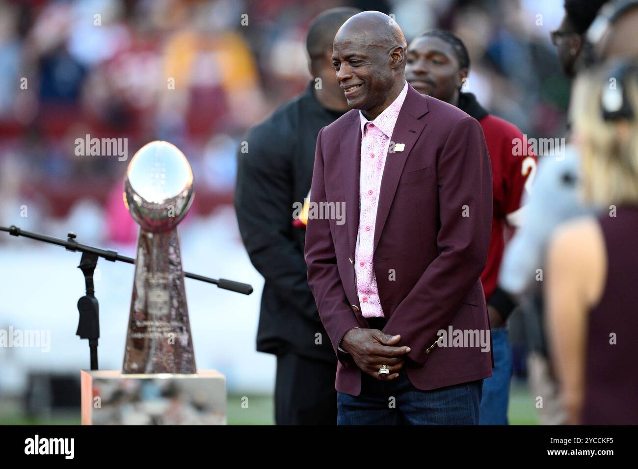 Former Washington defensive back Darrell Green reacts during a jersey ...