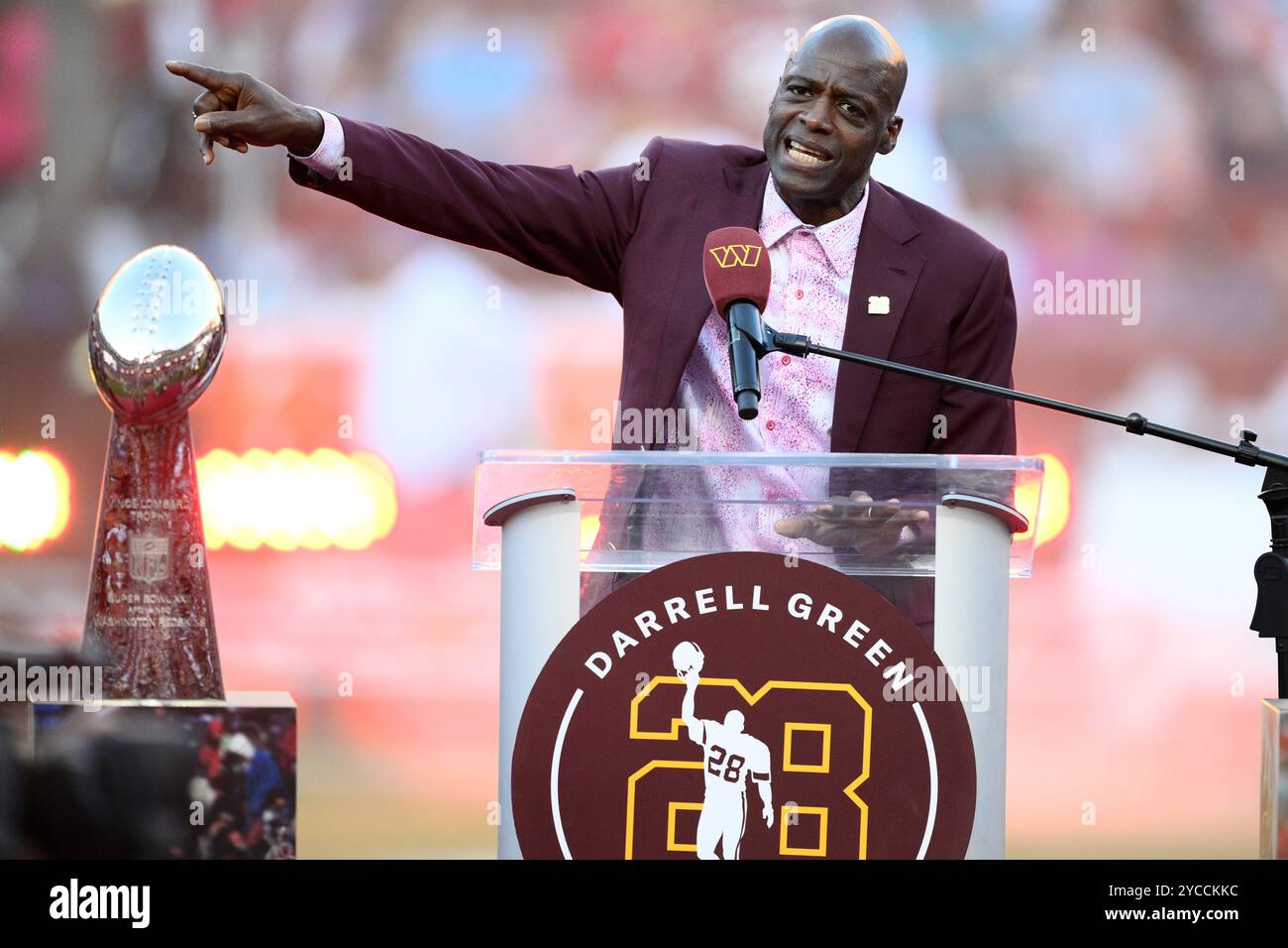 Former Washington defensive back Darrell Green speaks during a jersey ...