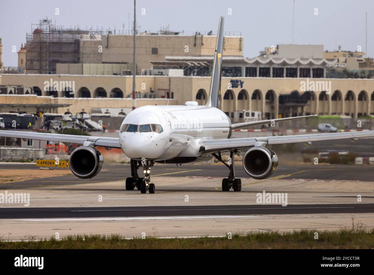 National Geographic (Icelandair) Boeing 757-256 (Reg.: TF-LLL) entering ...
