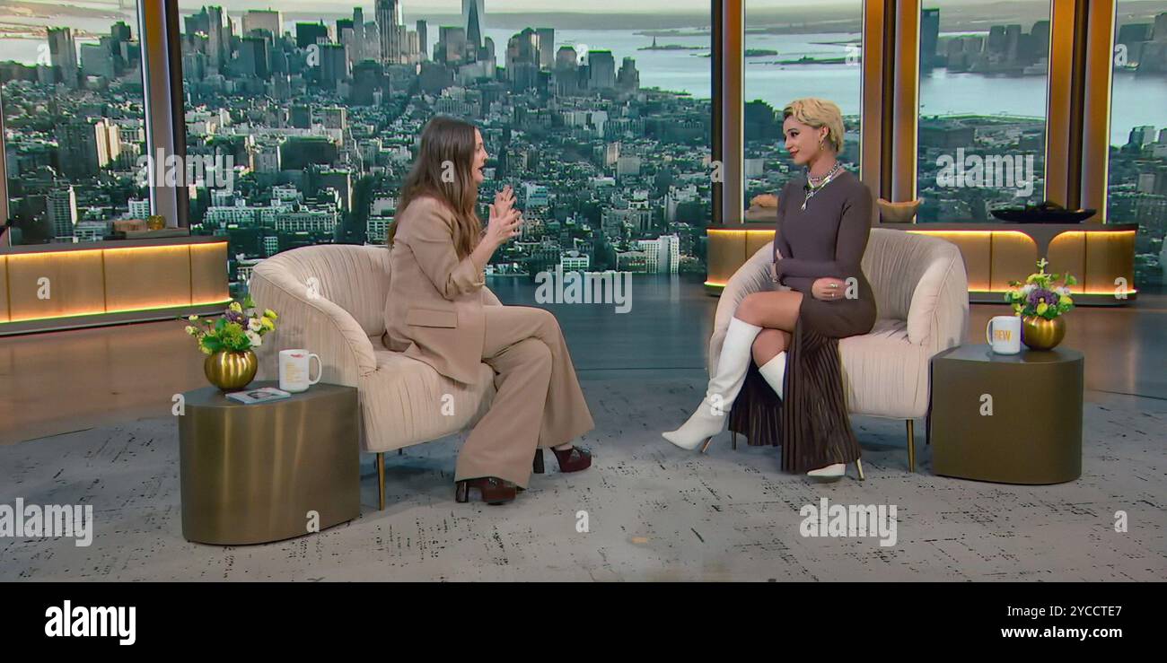 SMILE 2, (aka SMILE DELUXE), from left: Drew Barrymore, Naomi Scott ...