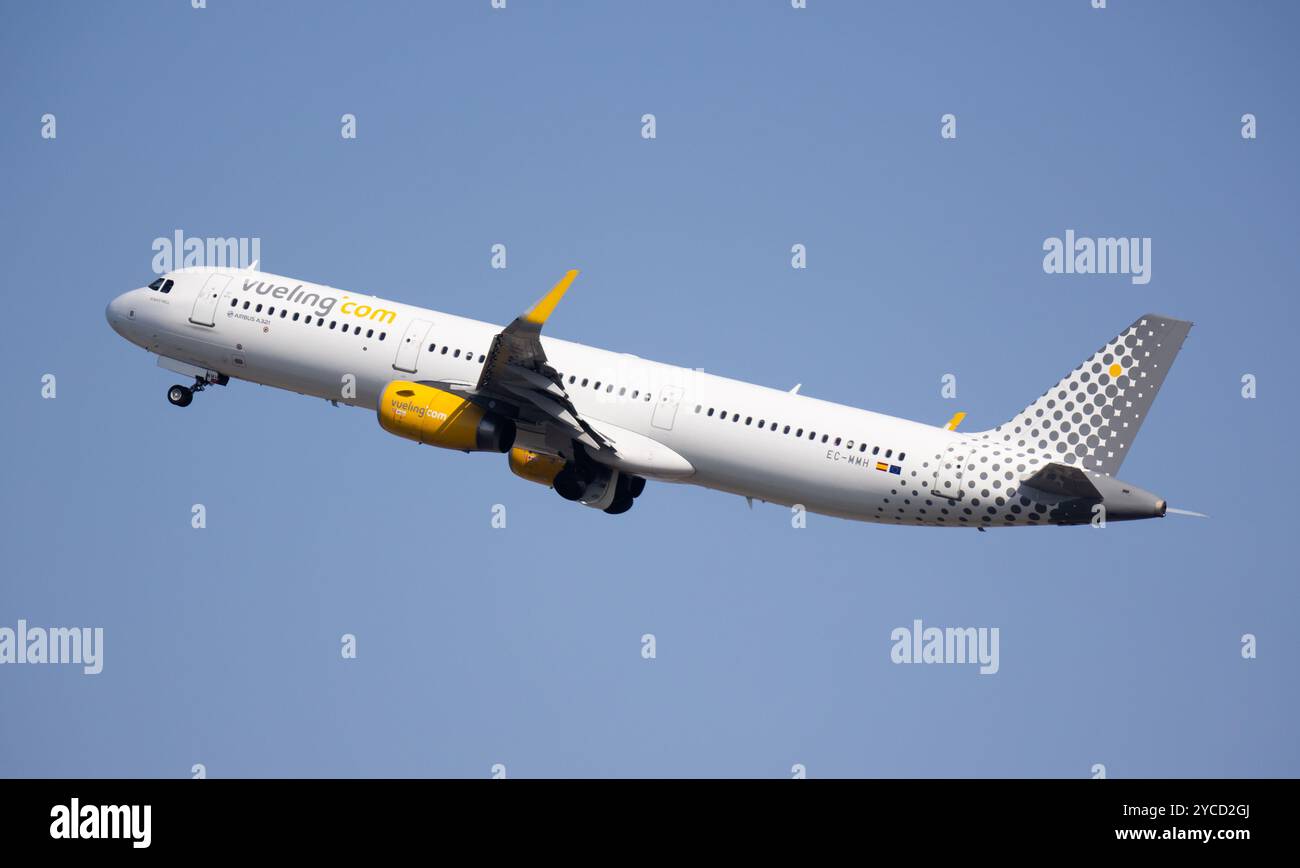 Vueling Airbus A321 with EC-MMH initiates its takeoff sequence Stock ...