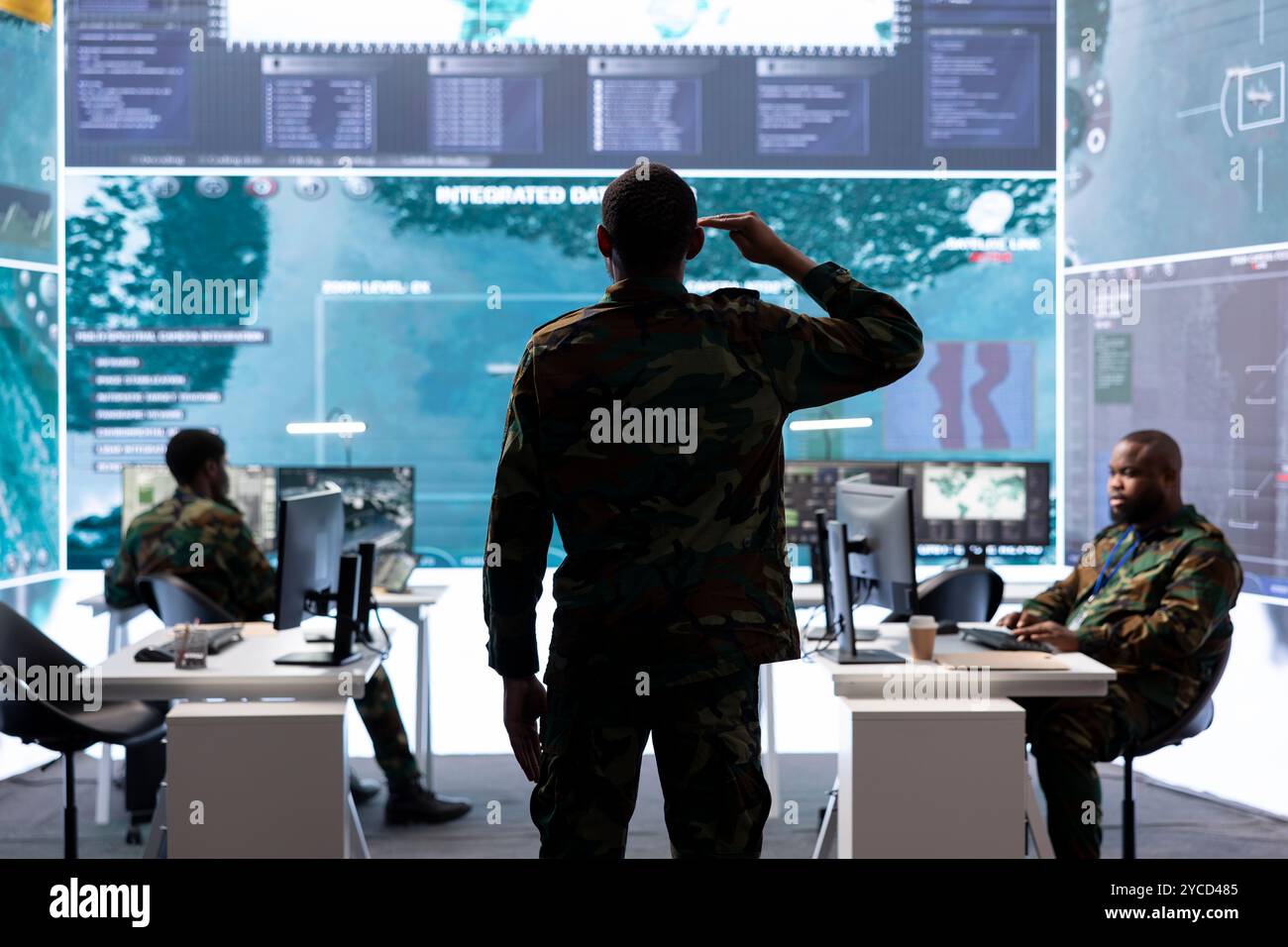 African soldier saluting hi-res stock photography and images - Alamy