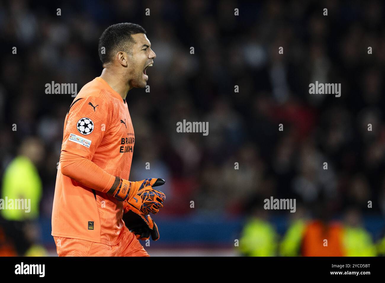PARIS - PSV Eindhoven goalkeeper Walter Benitez reacts during the UEFA ...