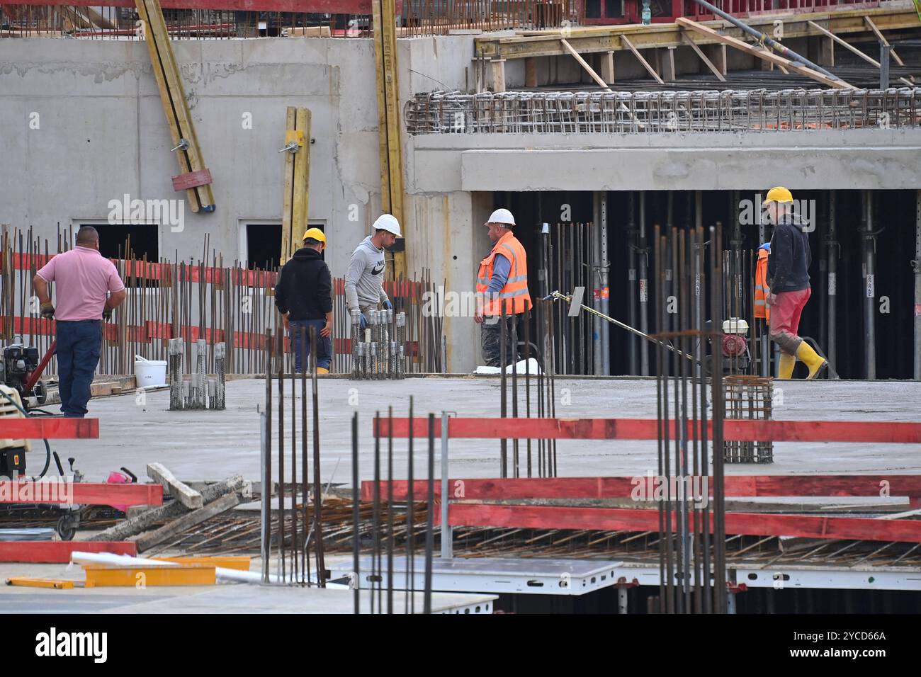 Themenbild Bauarbeiter bei der Arbeit. Baubranche,Gewerbebau, Wohnbau ...
