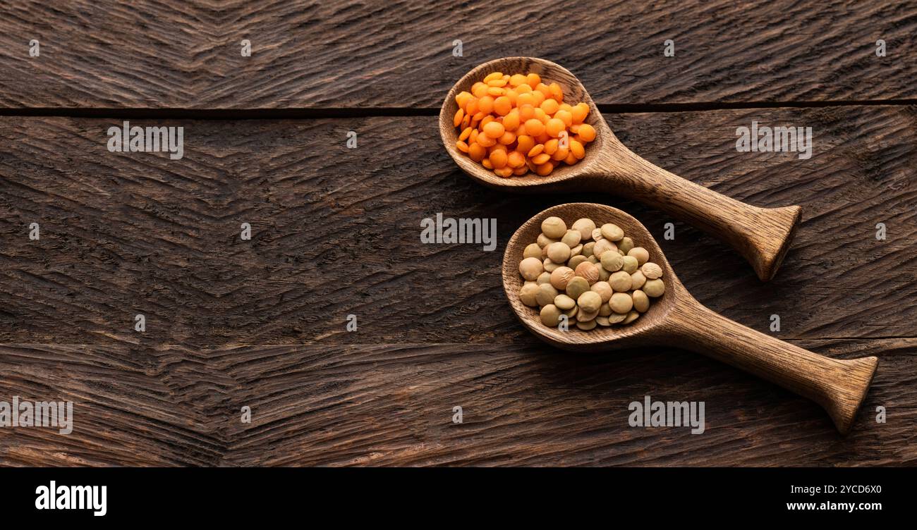 Two brown spoons hi-res stock photography and images - Alamy