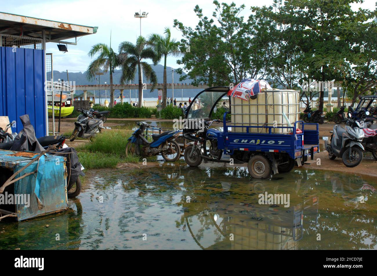 Vintage tricycle rickshaw canopy hi-res stock photography and images ...