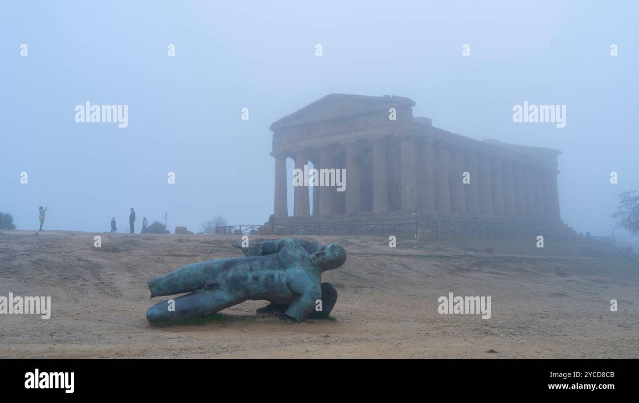Igor Mitoraj, Statue of Fallen Icarus, Temple of Concordia, Valley of ...