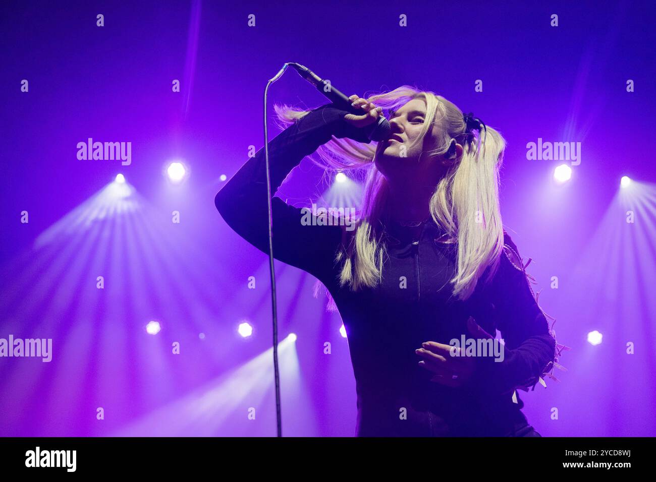 Twst singer hi-res stock photography and images - Alamy