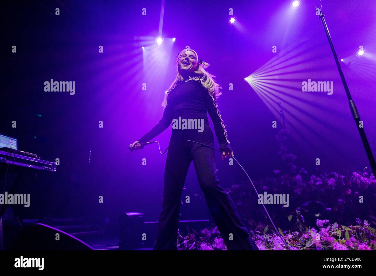 Twst singer hi-res stock photography and images - Alamy