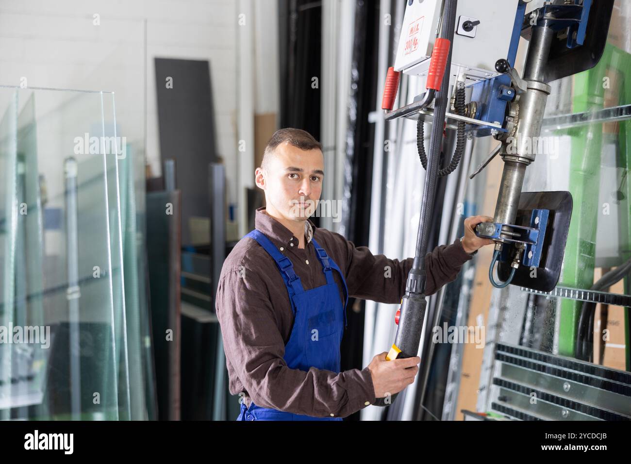 Lifting glass with suction hi-res stock photography and images - Alamy