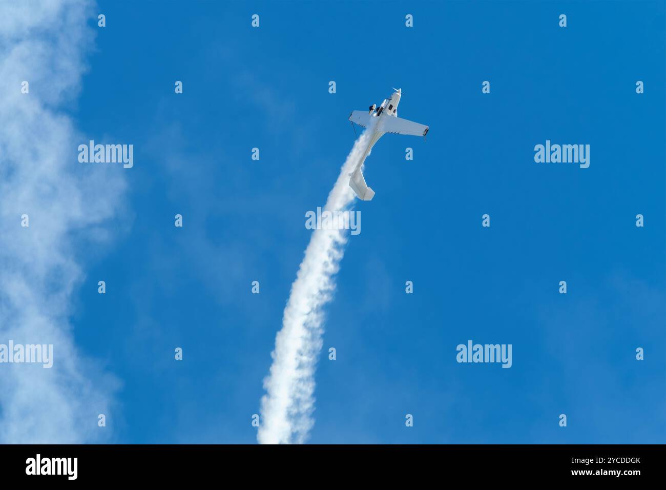 Plane loop stunt hi-res stock photography and images - Alamy